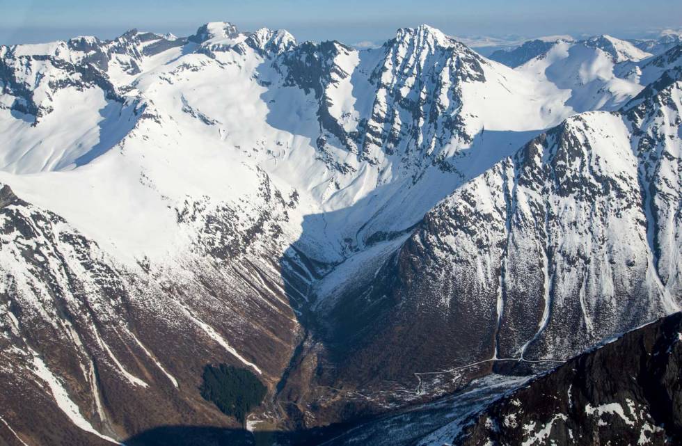 Topptur Råna på Sunnmøre - 1586 moh. | FRIFLYT.NO